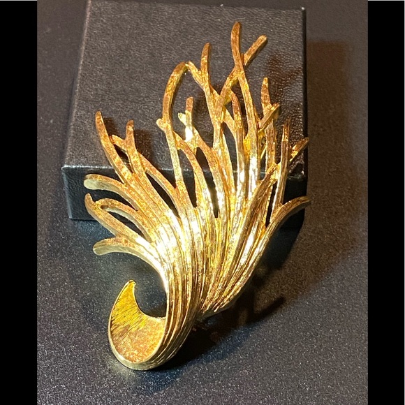 Monet | Jewelry | Vintage Monet Gold Brooch Pin | Poshmark